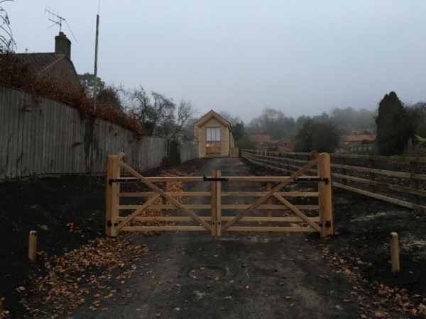 Hardwood Estate Gates – Lundgates