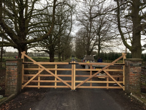 Hardwood Estate Gates – Lundgates