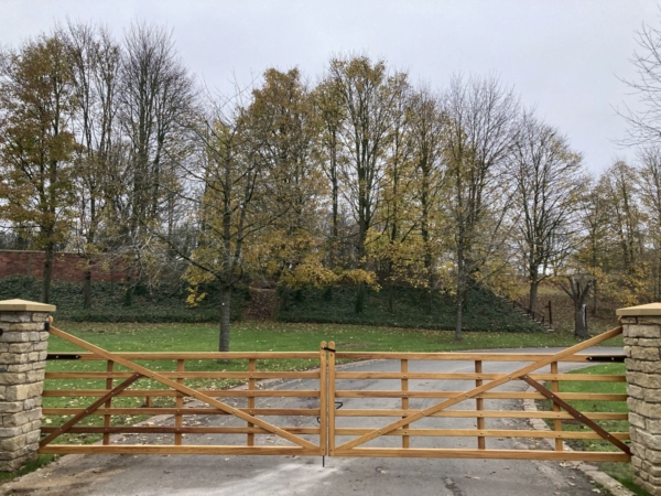 Hardwood Estate Gates – Lundgates